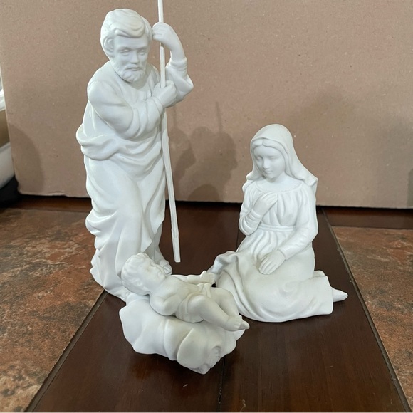 Avon | Art | White Nativity Scene Figurines Avon 981 | Poshmark